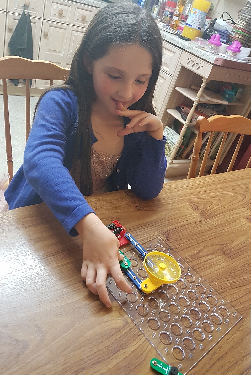 Cambridge BrainBox Primary 2 Electronics Kit Review – What's Good To Do